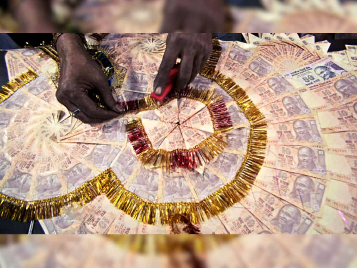 आपके यहां भी है दूल्‍हे को नोटों की माला पहनाने का रिवाज, तो जरूर जान ...