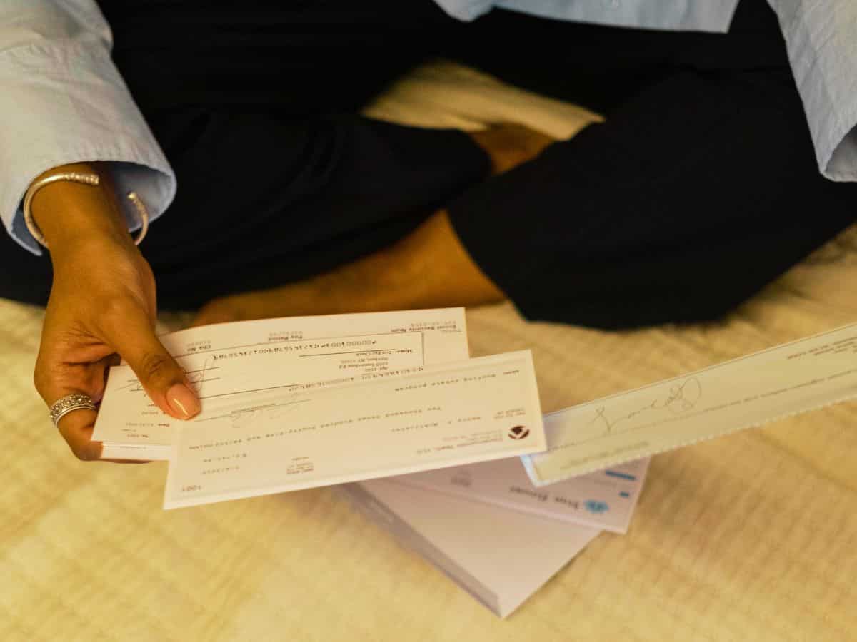 Cheque के बाएं कॉर्नर पर 2 लकीरें खींचकर नहीं लिखा A/C Payee तो बदल जाएंगे मायने, जानें ऐसा कब ...