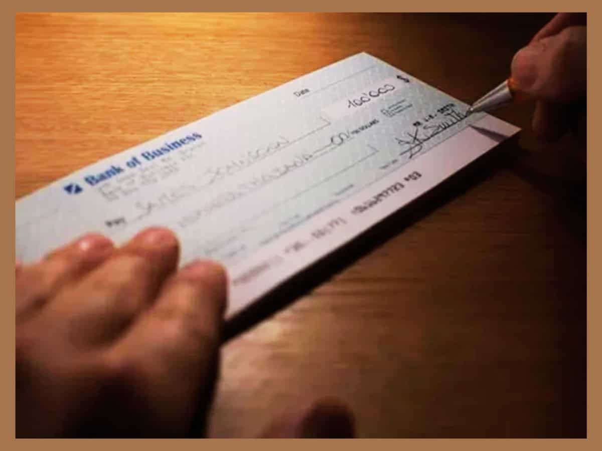 Cheque के बाएं कॉर्नर पर 2 लकीरें खींचकर नहीं लिखा A/C Payee तो बदल ...