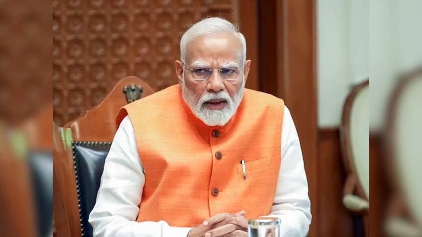 PM मोदी करेंगे गुजरात में तीन रोड शो आज,रेल सहित इन चीजों की देंगे ...
