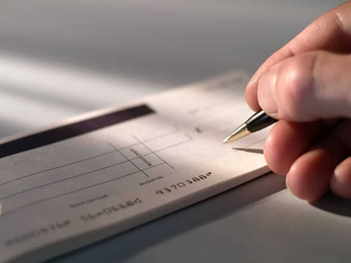 बुरे फंसेंगे जनाब! अगर चेक साइन में की ये एक गलती: चेक पर किस रंग के ...