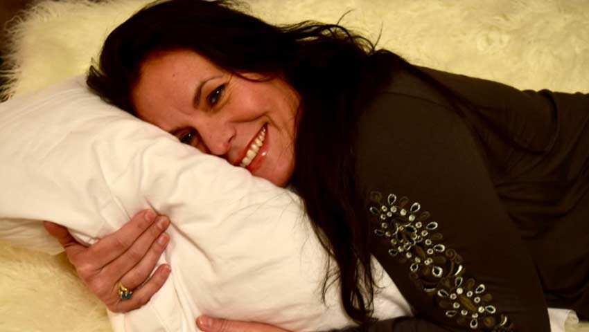 लोगों को गले लगाकर दूर करती है उनका स्ट्रेस, लाखों रुपये महीना कमाती है ...