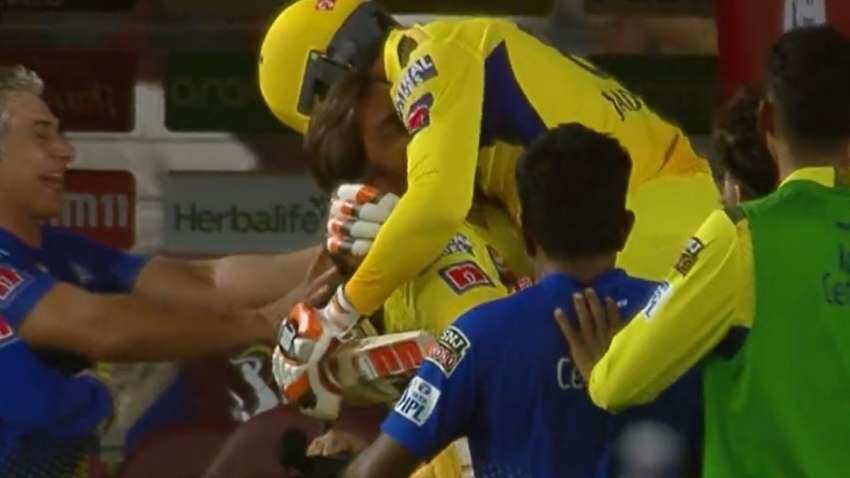 CSK vs GT IPL 2023 Final: जब माही ने जडेजा को कंधे पर उठाया, बारिश ने ...