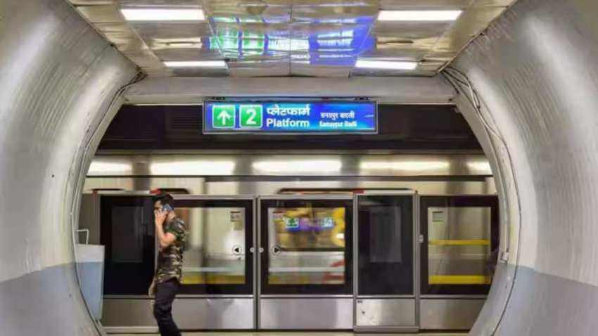 Delhi Metro के अंदर ‘Reels’ बनाने पर लगी रोक, DMRC ने ट्वीट कर दी चेतावनी
