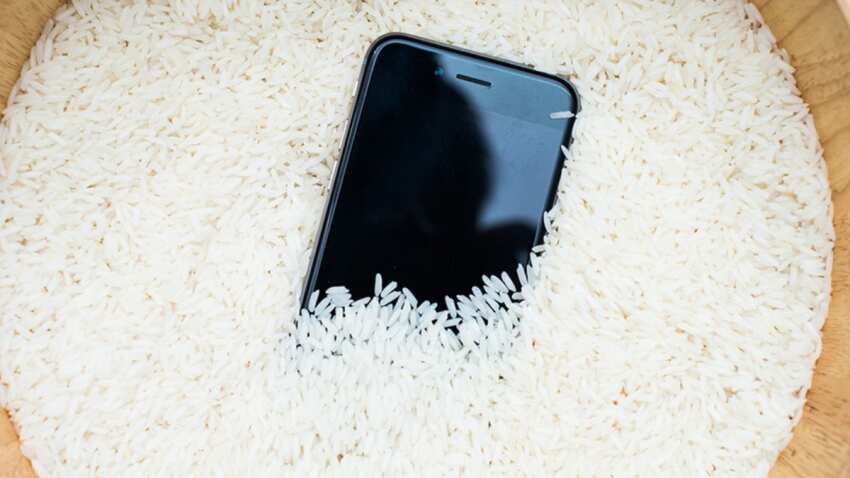 क्या आप भी चावल में डाल देते हैं गीला iPhone? Apple ने कहा- कर देते हैं ...