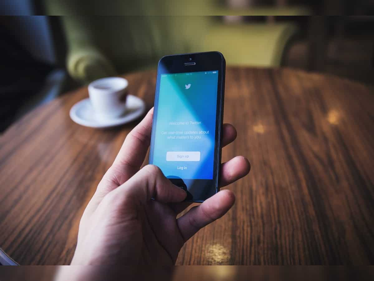 Twitter introduces pre-roll ads to Periscope video | Zee Business