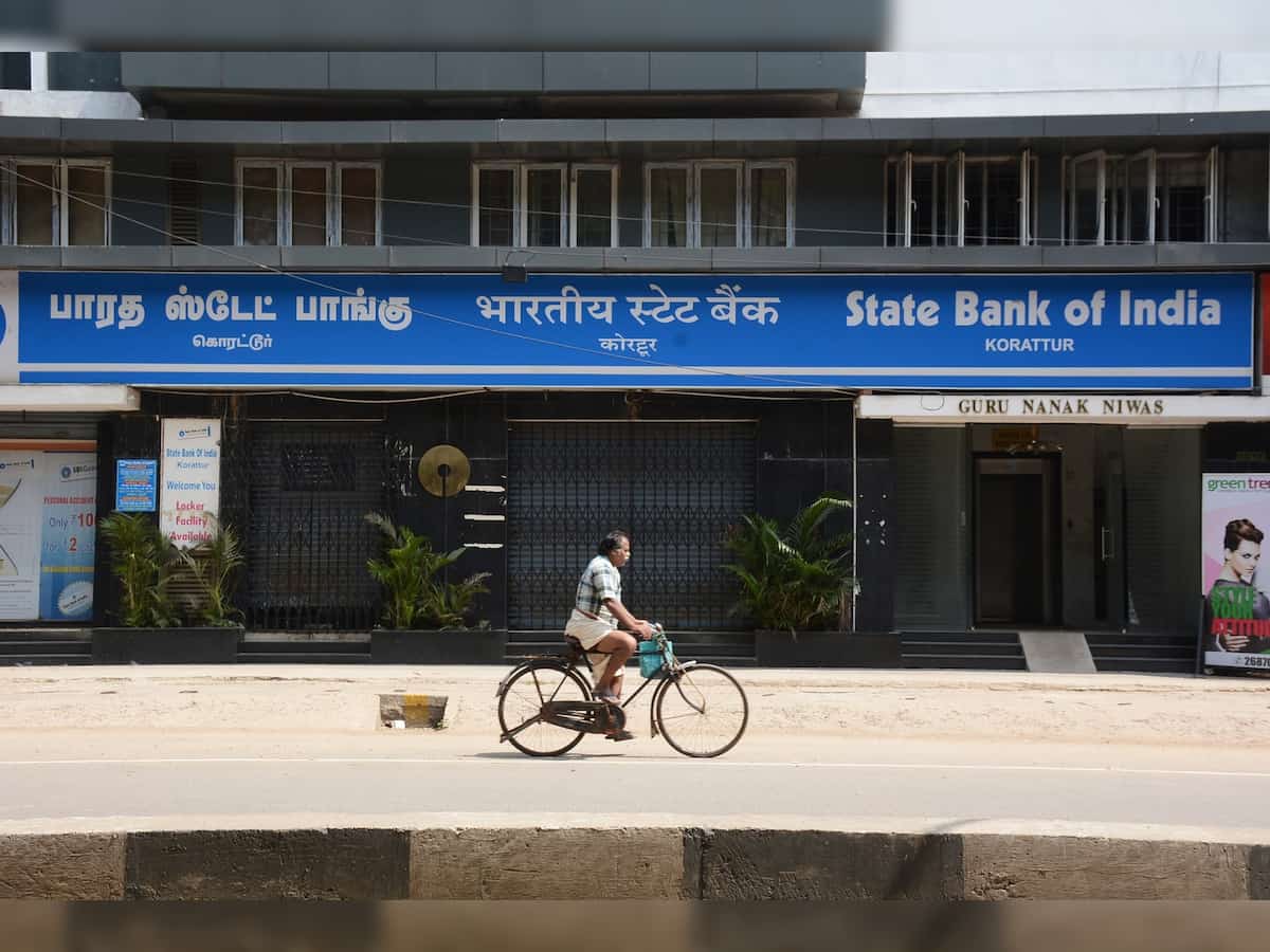 After 75 years, State Bank of Hyderabad slides into history | Zee Business