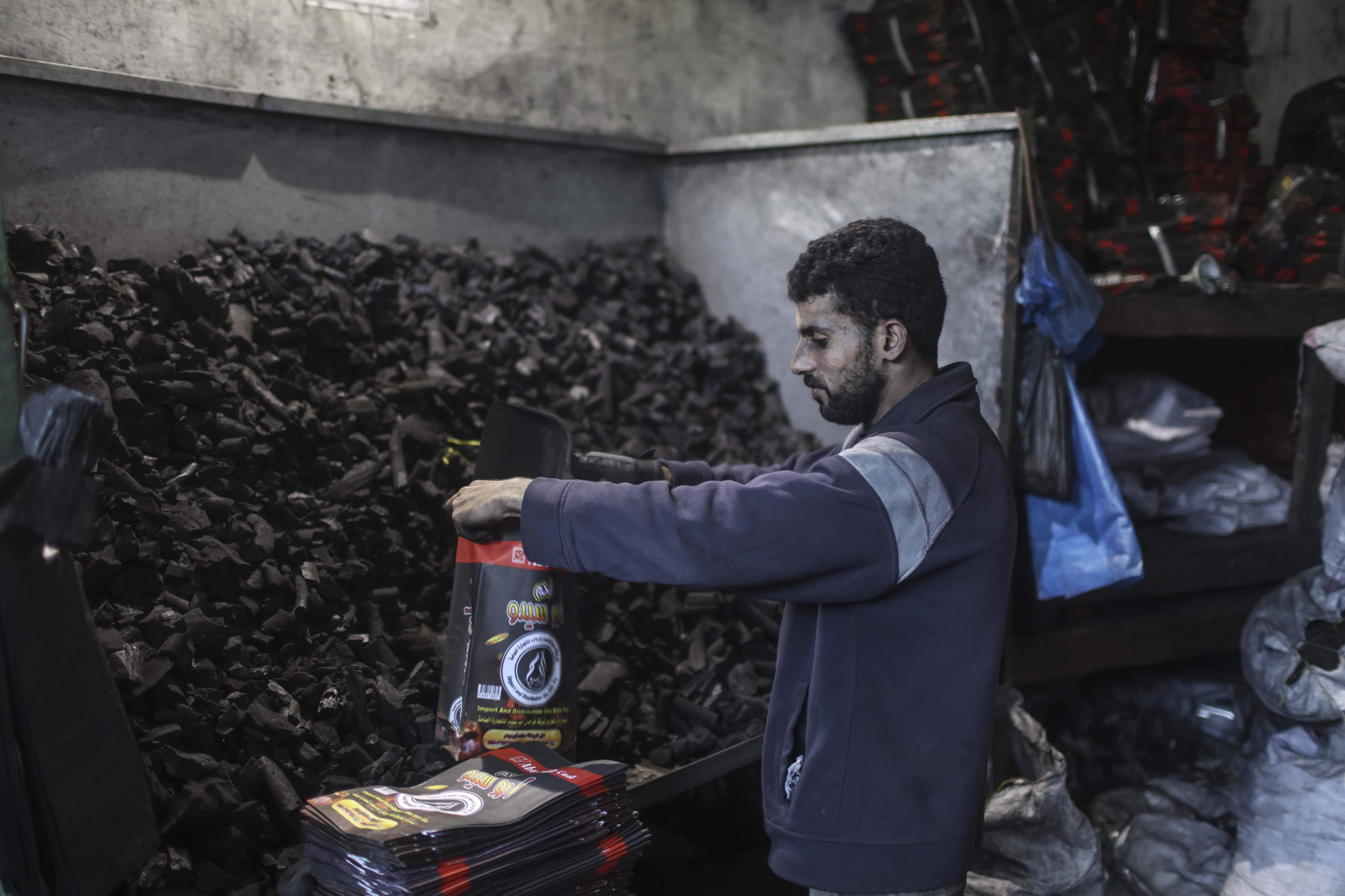 Eight core industries in IIP saw a 5% growth in March | Zee Business