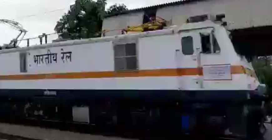 AMAZING! This Indian Railways engine can "fly" at 180 KMPH! Rajdhani ...