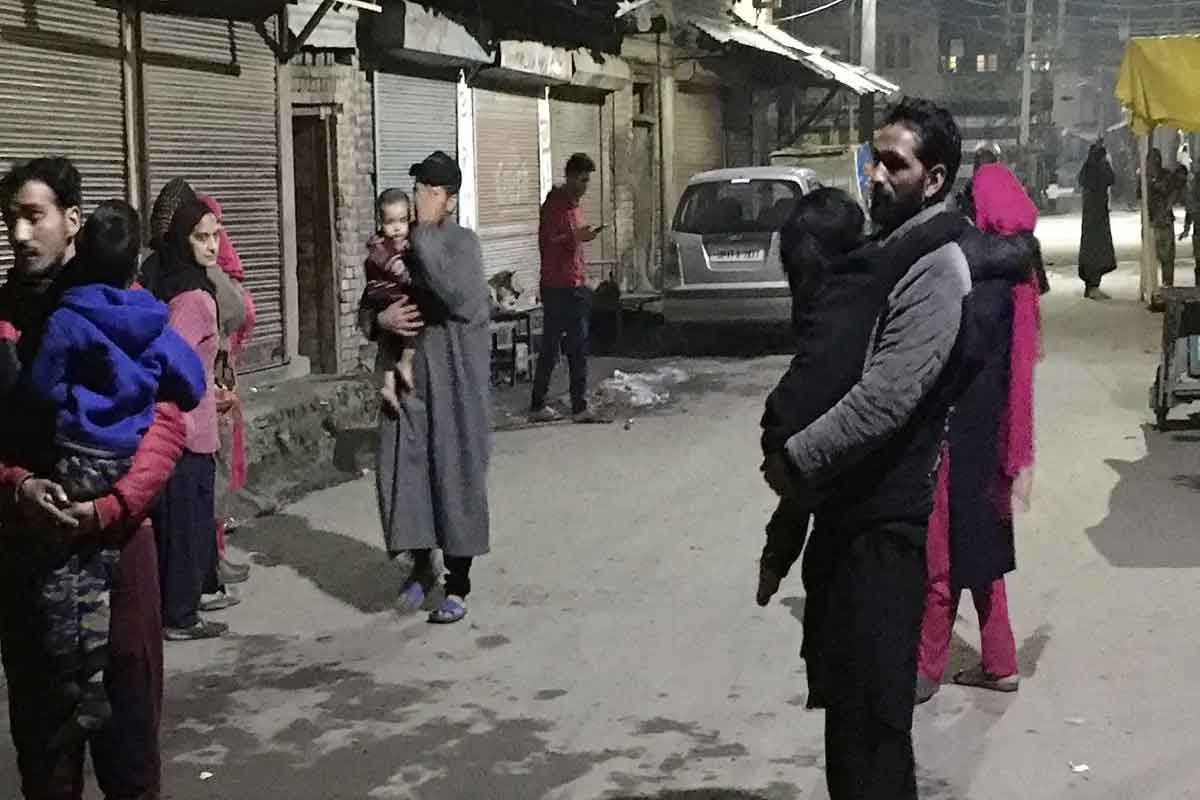 Earthquake jolts Delhi, Noida, NCR region—people rush out of homes to ...