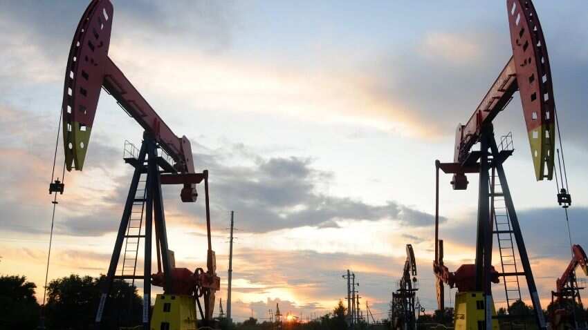 Oil falls as U.S. gasoline stock draw raises prospect of SPR release ...