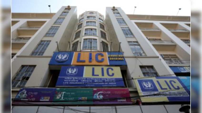 LIC IPO: Government fixes LIC issue price at Rs 949 a share ...