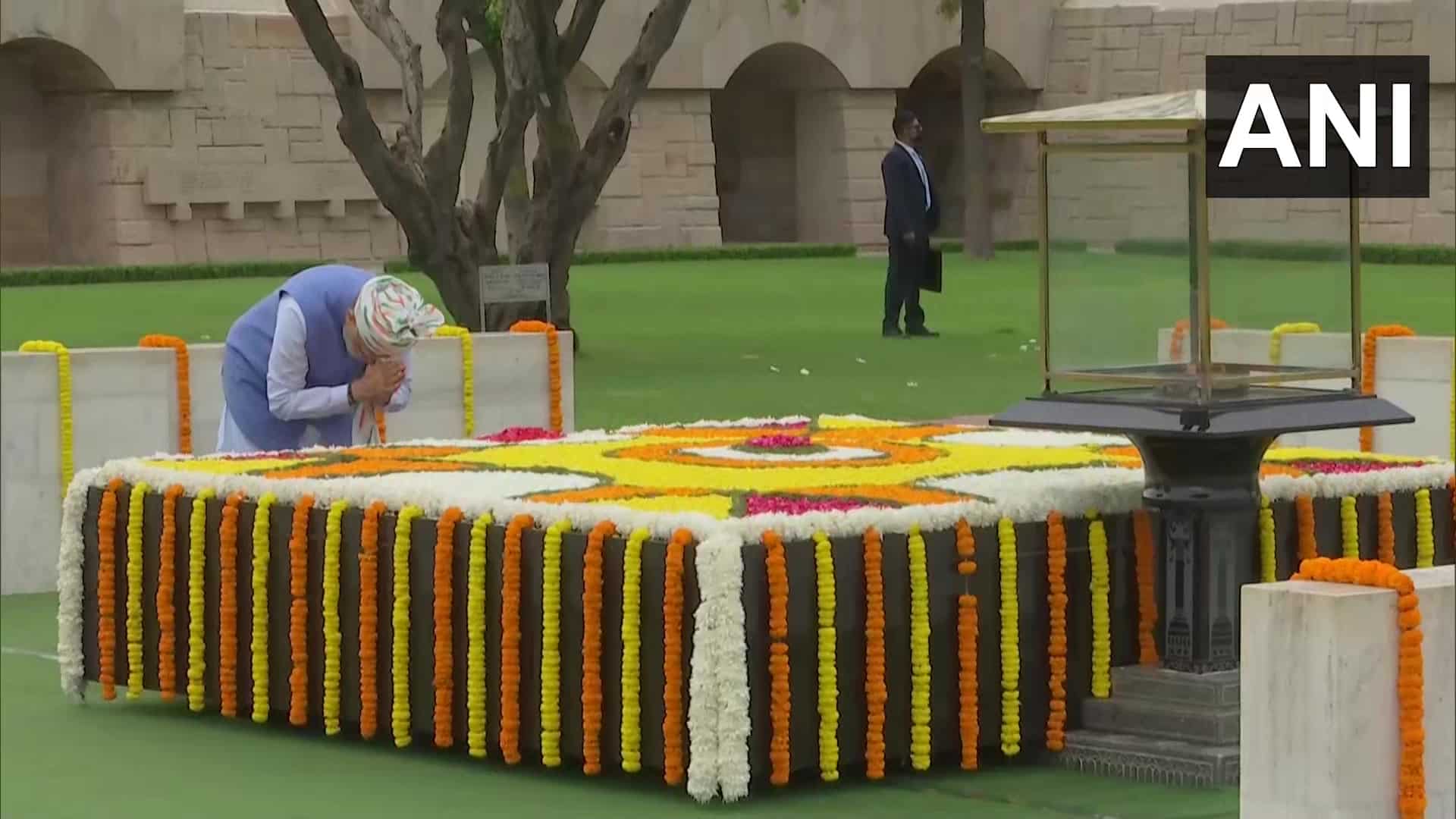 Independence Day 2022 Pm Modi Pays Tribute To Mahatma Gandhi At
