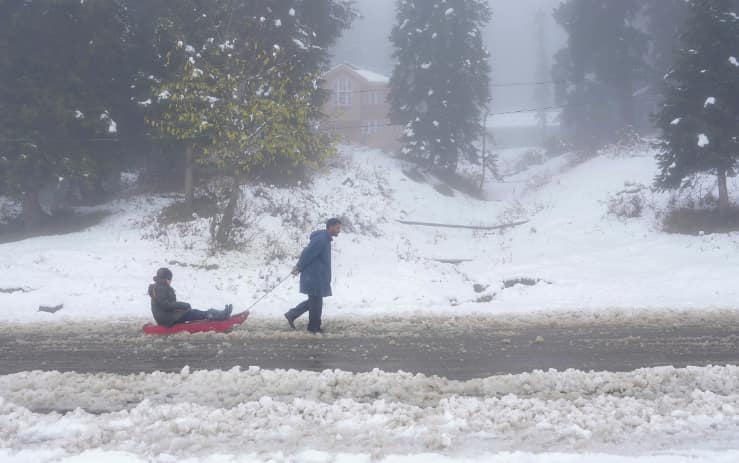 Kashmir Weather: First snowfall of the season beckons tourists! Gulmarg ...