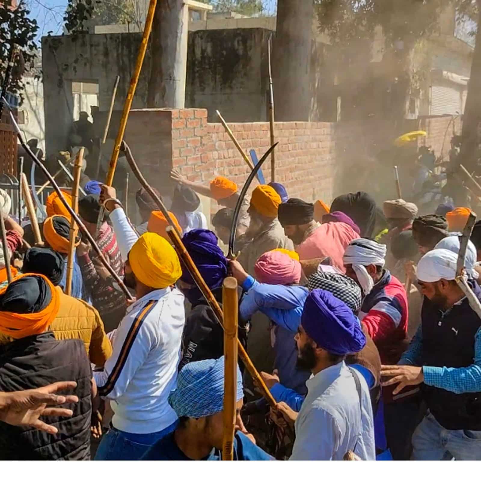 Khalistan Sympathiser Amritpal Singh's Supporters Clash With Police In ...
