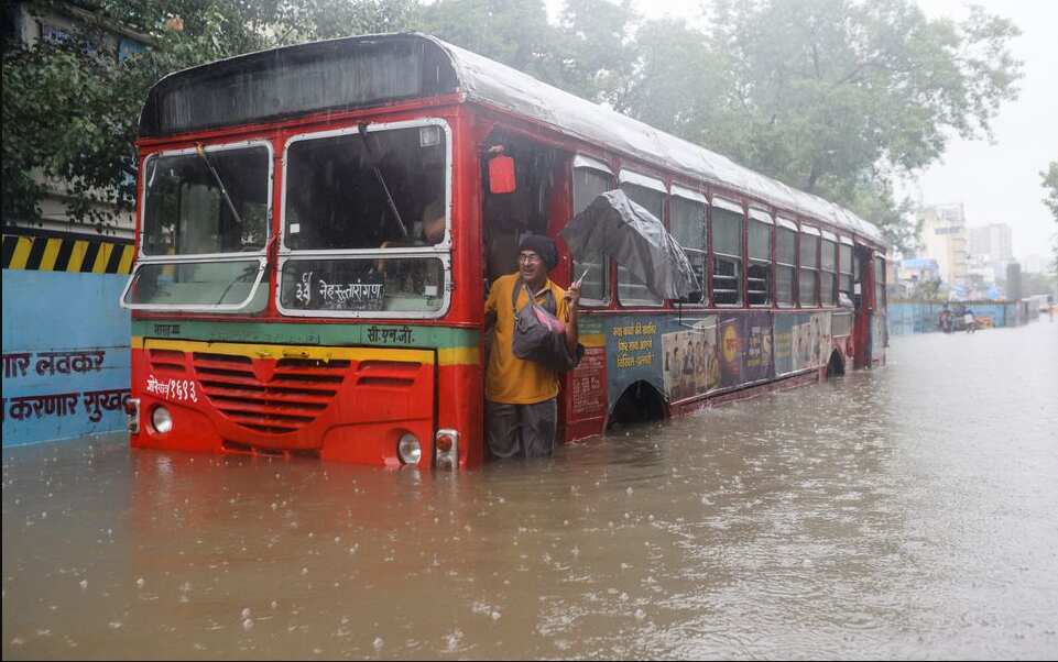 Mumbai weather: IMD predicts unseasonal rain in Mumbai | Zee Business