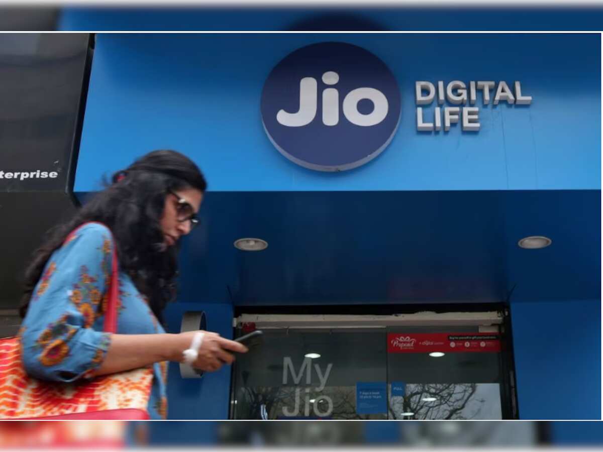 Reliance Jio Q4: Net profit grows 1.7% QoQ to Rs 4,720 crore | Zee Business