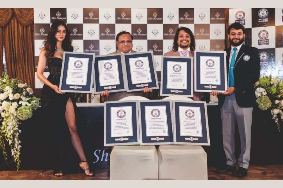 Shiv Narayan Jewellers makes history by achieving 8 Guinness World ...