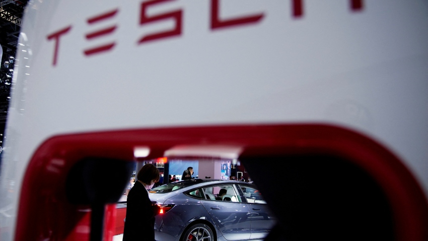 Tesla Engineers Reportedly Admit No Autopilot Fix After Fatal Crash