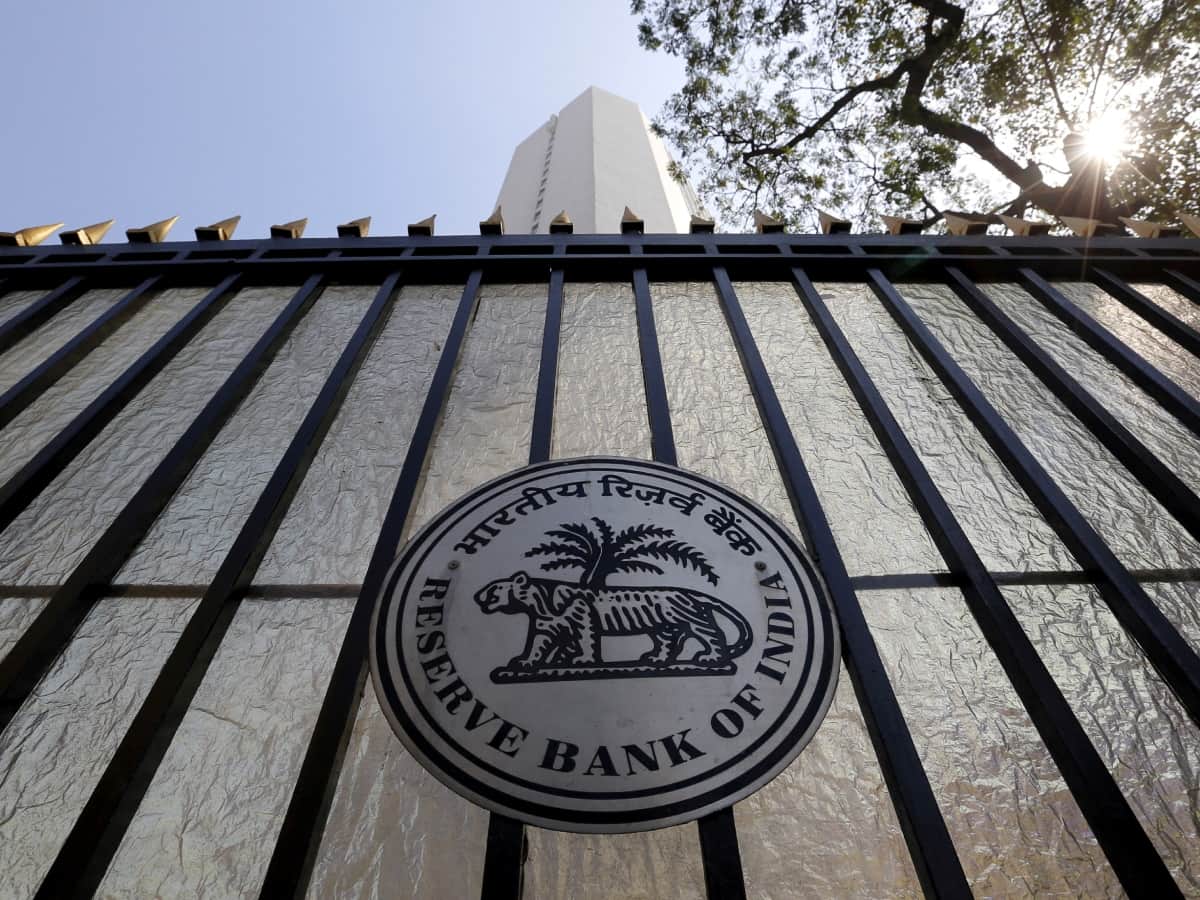 RBI bulletin unveils economic insights: Global slowdown, monetary ...