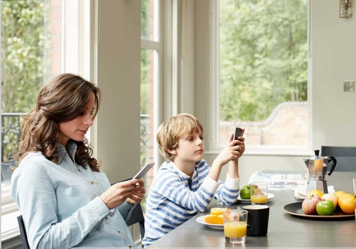 Smartphone overuse strains parent-child bond, prompts Vivo's 'Switch ...