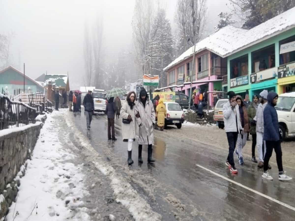 Weather Update: Srinagar freezes at minus 4.6, records season's coldest ...