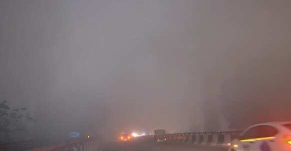 Delhi records minimum temp of 8.4 degrees Celsius, dense fog delays trains | Zee Business