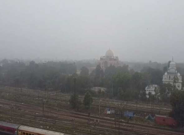 Delhi records minimum temperature at 5.8°C; dense fog affects visibility, delays trains | Zee ...