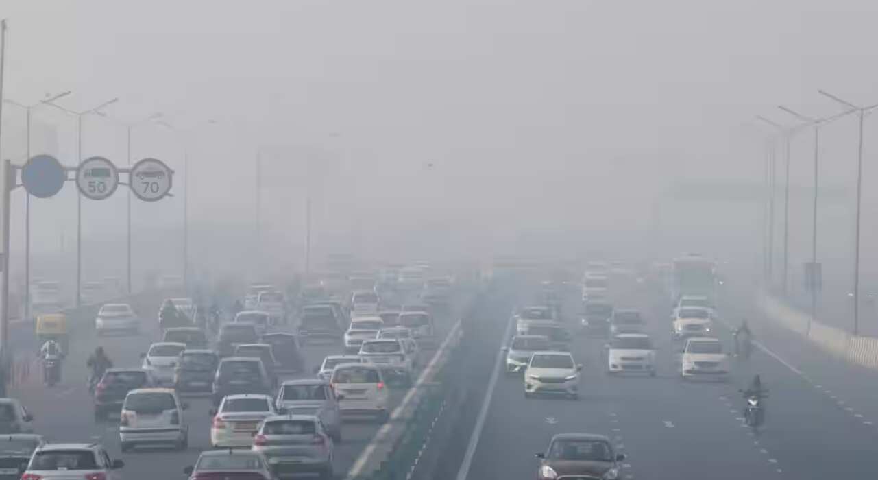 Delhi weather update: Delhi minimum temperature below normal at 6.8 degree Celsius | Zee Business