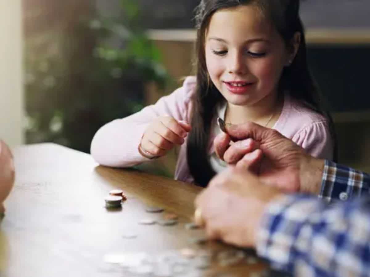 Pocket money for children—is giving a monthly allowance a good idea ...