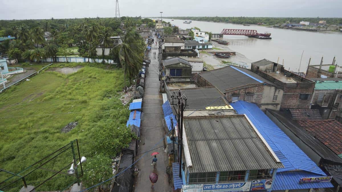 Cyclone Remal update: Over 1 lakh people in Bengal's coastal areas ...