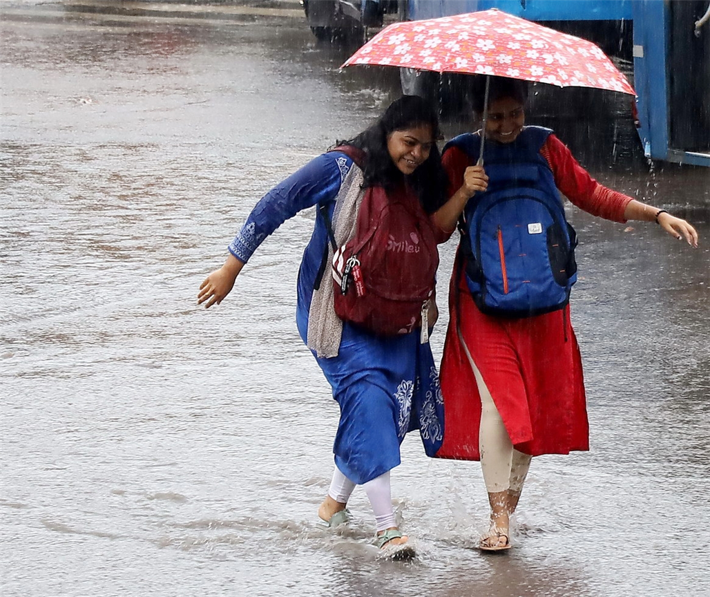 Weather Update: Heavy rainfall triggers flood-like situation in Gujarat ...