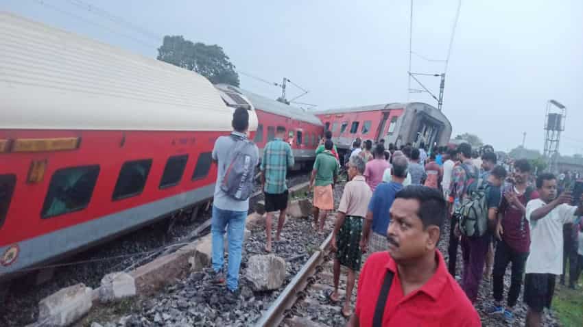 Mumbai-bound 12810 Howrah-CSMT Express derails near Jharkhand's ...