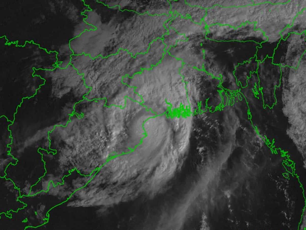 Cyclone Dana latest updates: Heavy rains lash parts of south Bengal ...