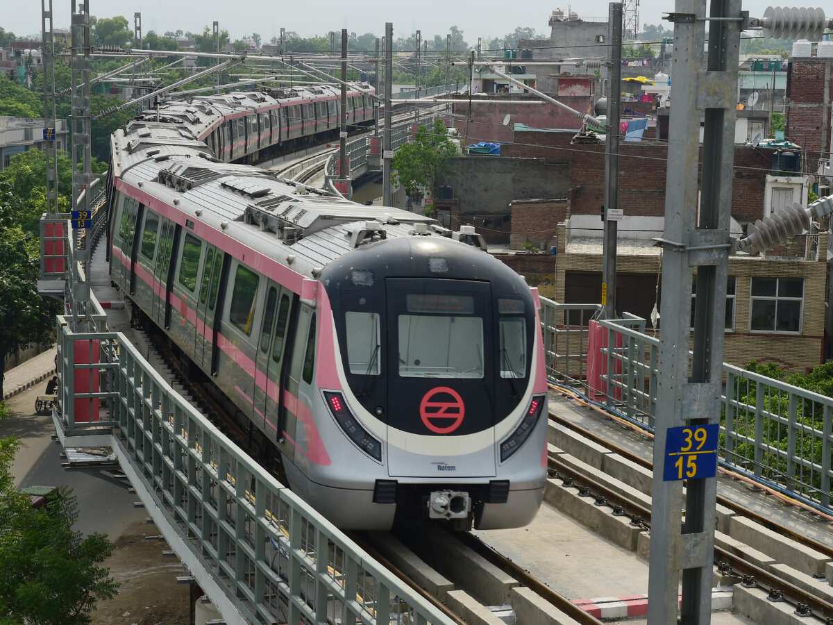 Metro paused, people rush out as strong tremors hit Delhi-NCR from ...