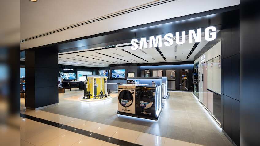 Foreign ownership of Samsung Electronics tops 50% as retail investors ...