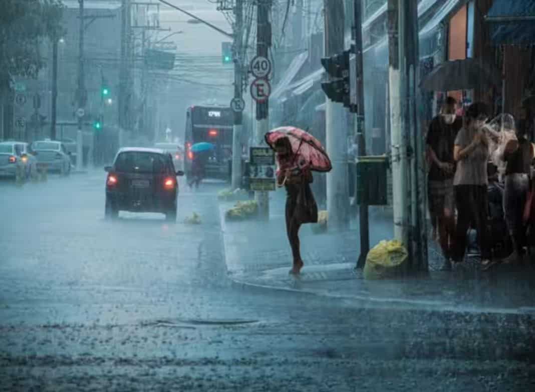 Delhi Weather Update: Heavy rainfall brings much-needed relief to Delhi-NCR, AQI improves | Zee ...