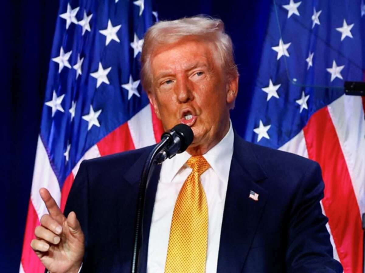 Apple CEO gifts Trump 24-karat gold keepsake, announces $100 billion ...