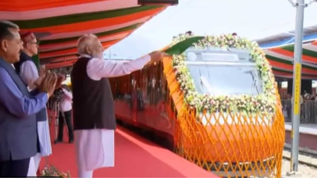 PM Modi flags off India’s first Vande Bharat Sleeper Train — See fares ...